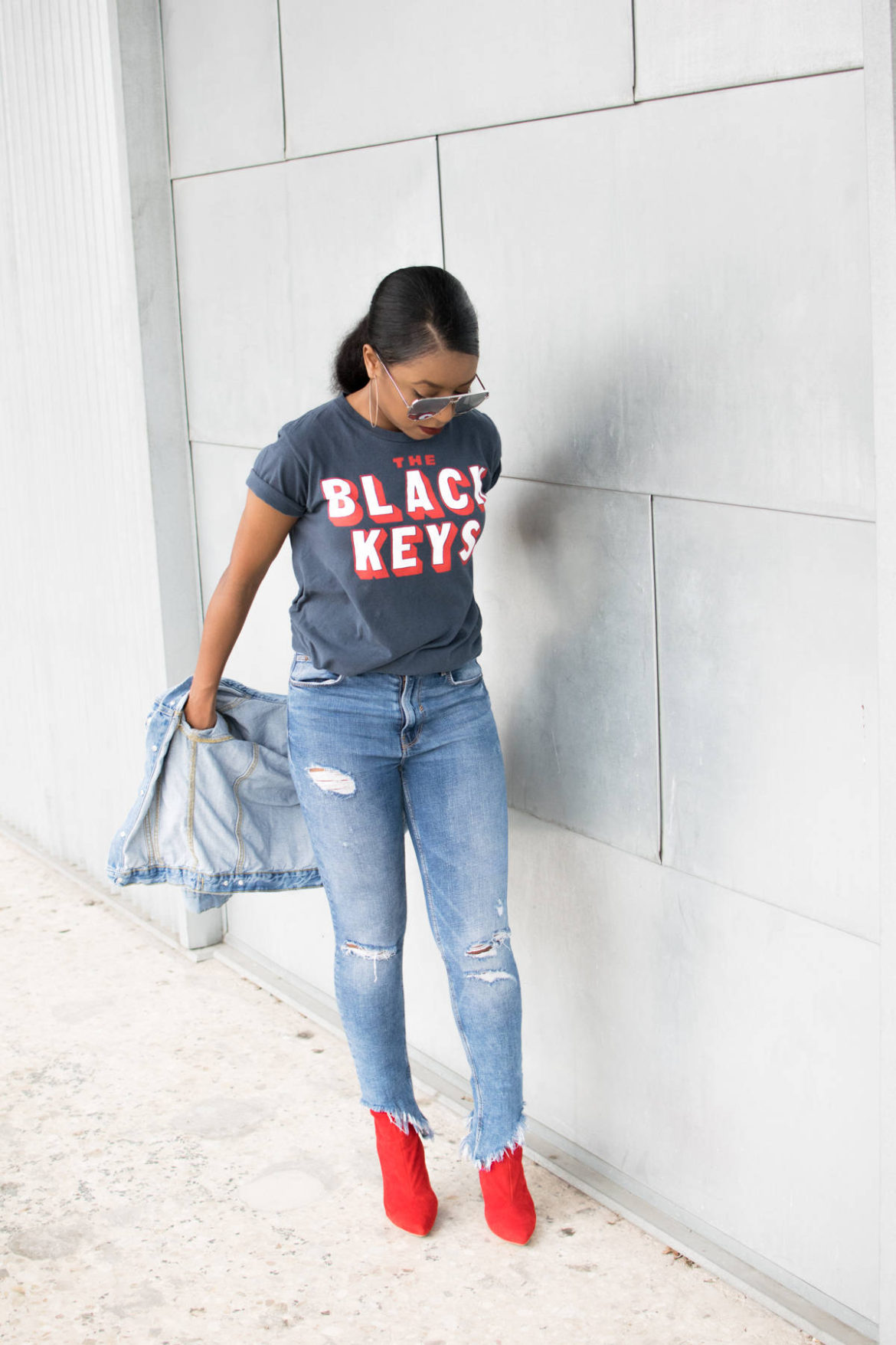 Styling a Graphic Tee and Heels - Venti Fashion