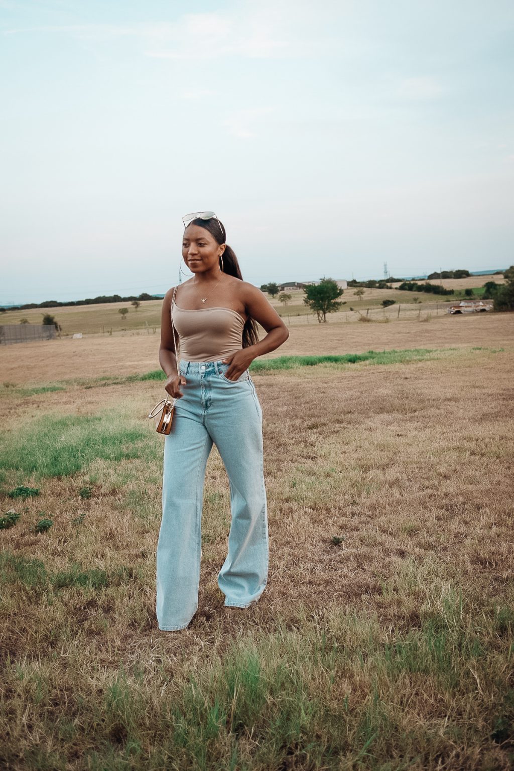 How to Wear a Wide Leg Jeans Outfit - Venti Fashion